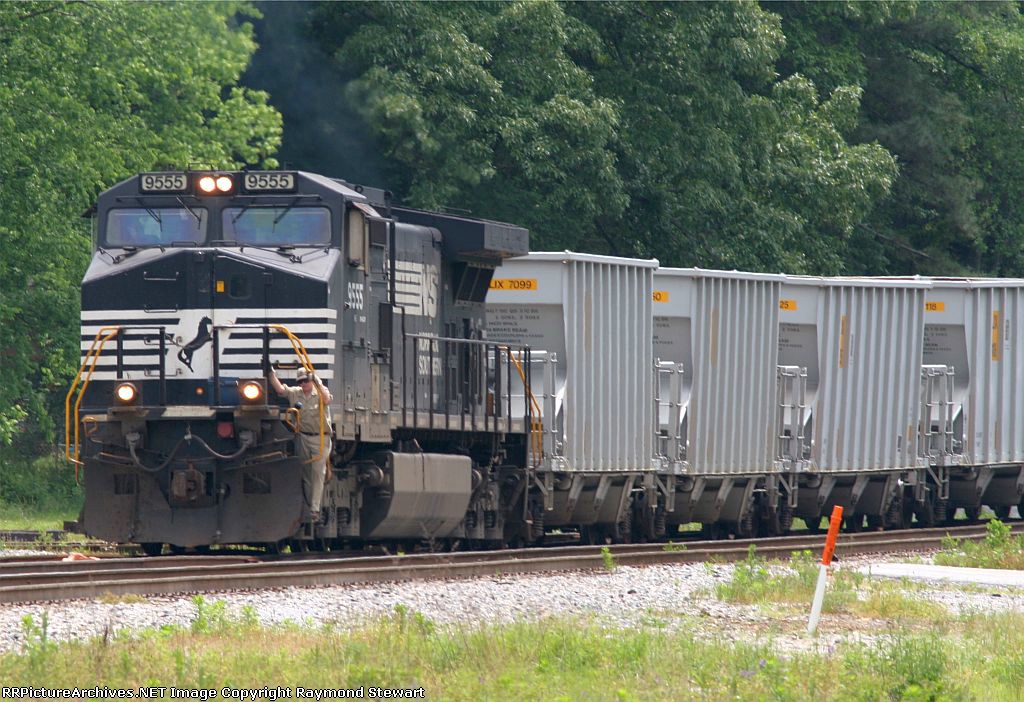 NS 9555 eases it way thru Cedartown with a train of recently built hoppers